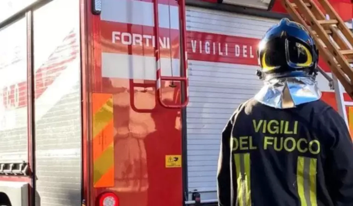 Camion esce di strada e si ribalta: ferito il conducente Camion esce di strada e si ribalta: ferito il conducente