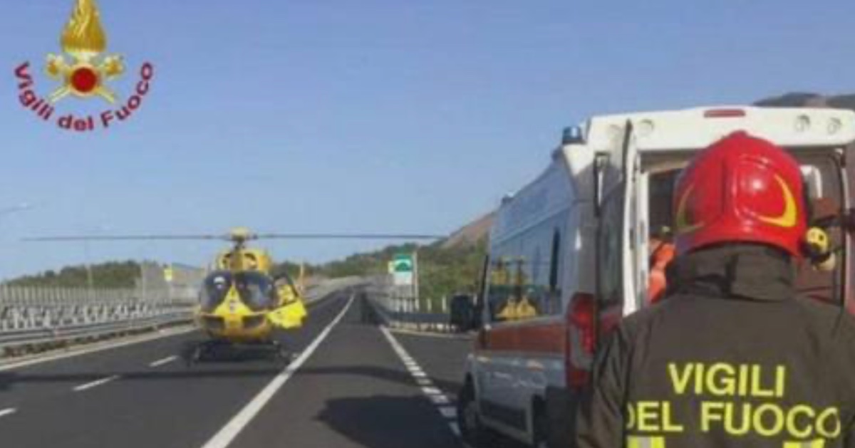 Scontro tra mezzi pesanti in autostrada: chiuso il casello Versilia Scontro tra mezzi pesanti in autostrada: chiuso il casello Versilia