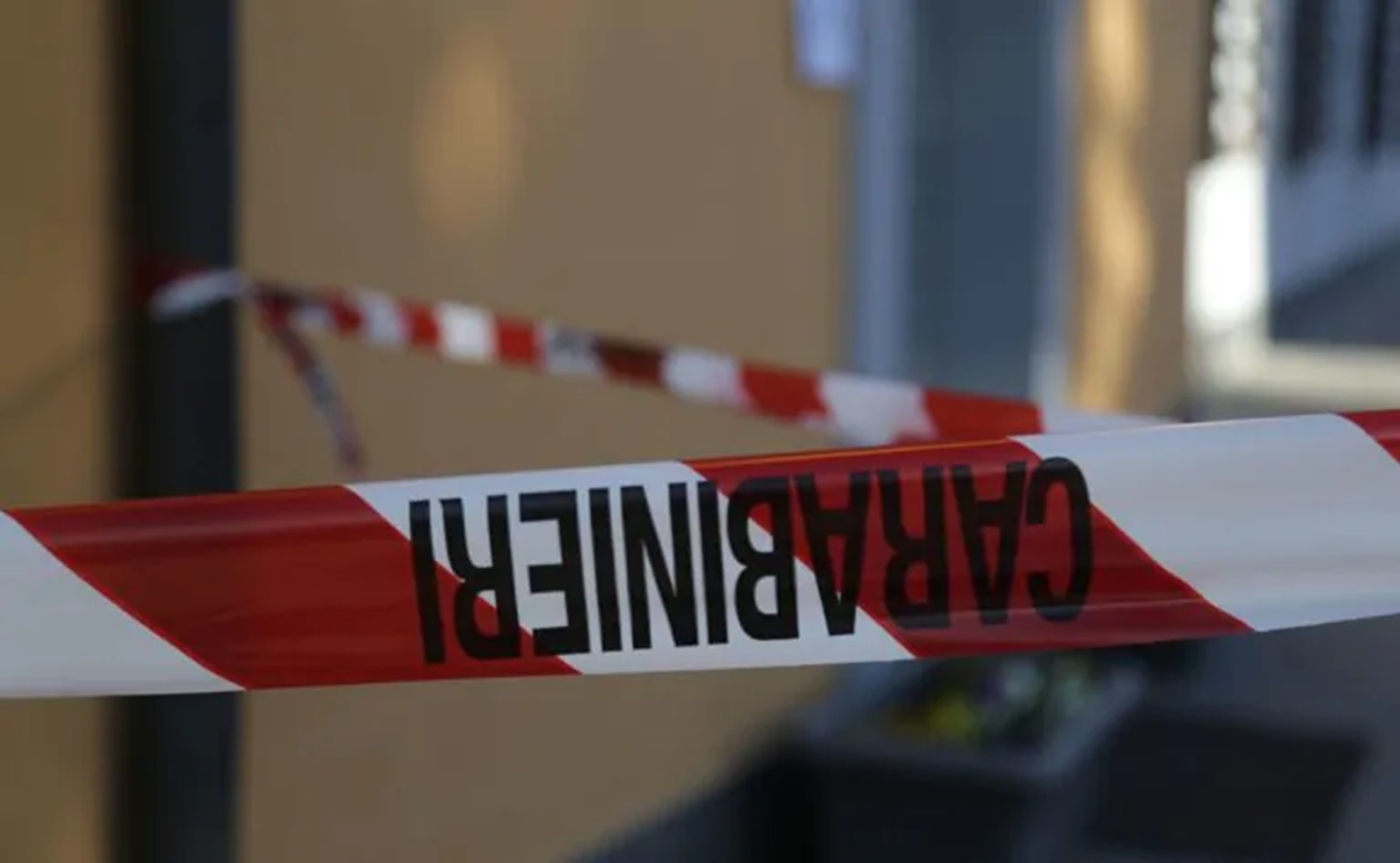 Padre getta la figlia dal balcone e tenta il suicidio: lei è grave, lui ... Padre getta la figlia dal balcone e tenta il suicidio: lei è grave, lui ...