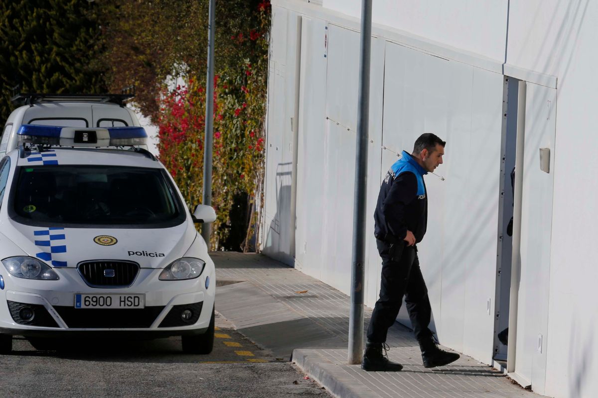 Ko Spain, ka whakaekea e nga pirihimana nga tangata mangu e rua kaore i mau