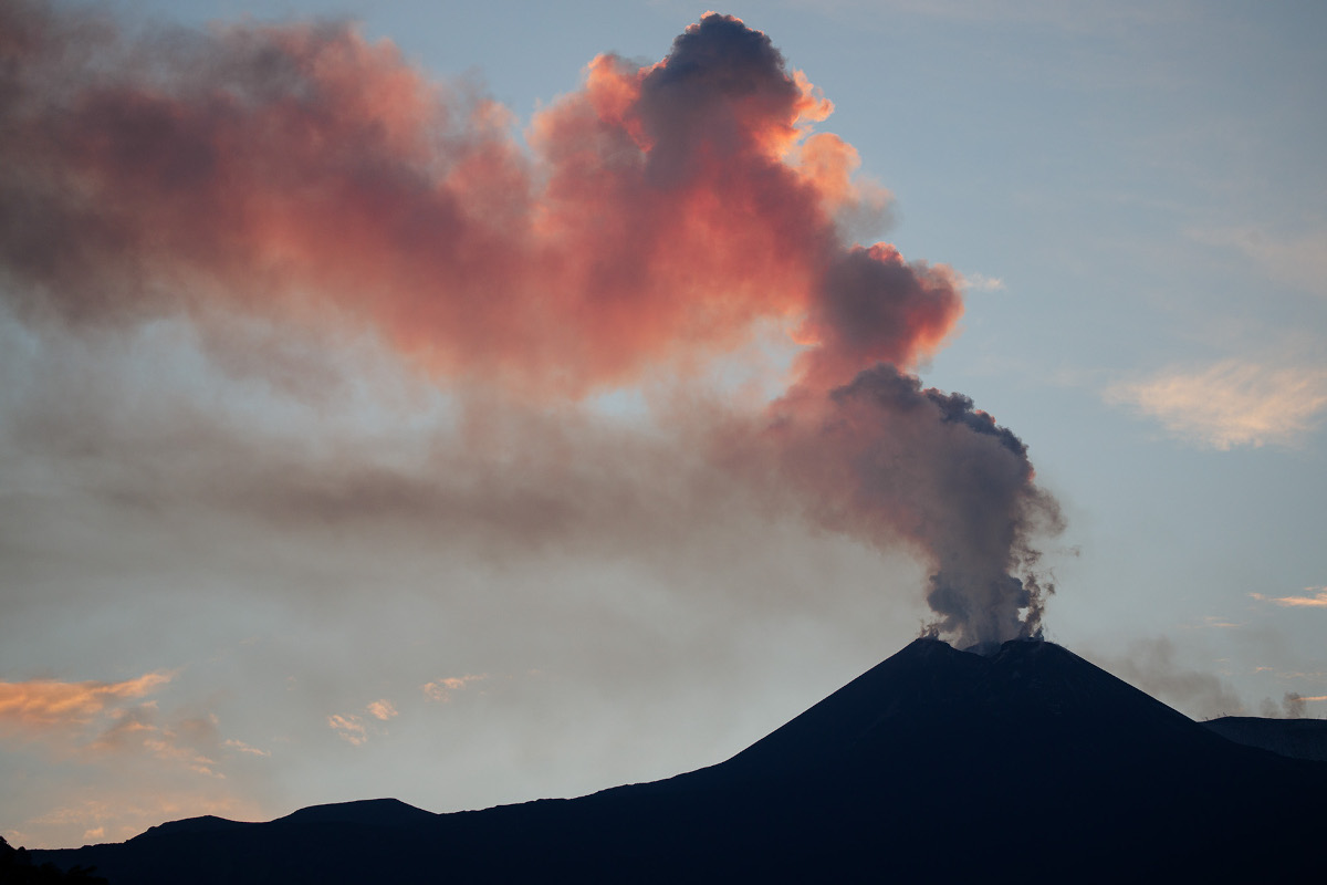 Etna en éruption : fontaine de lave et nuage de cendres à 5 km de haut