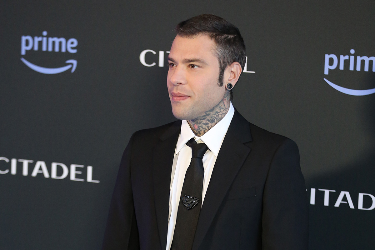 Fedez a New York: sorpreso a baciare una ragazza misteriosa