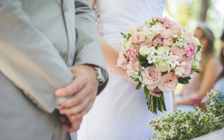 Proposta di matrimonio davanti alla famiglia, ha detto si: la ex di UeD ...